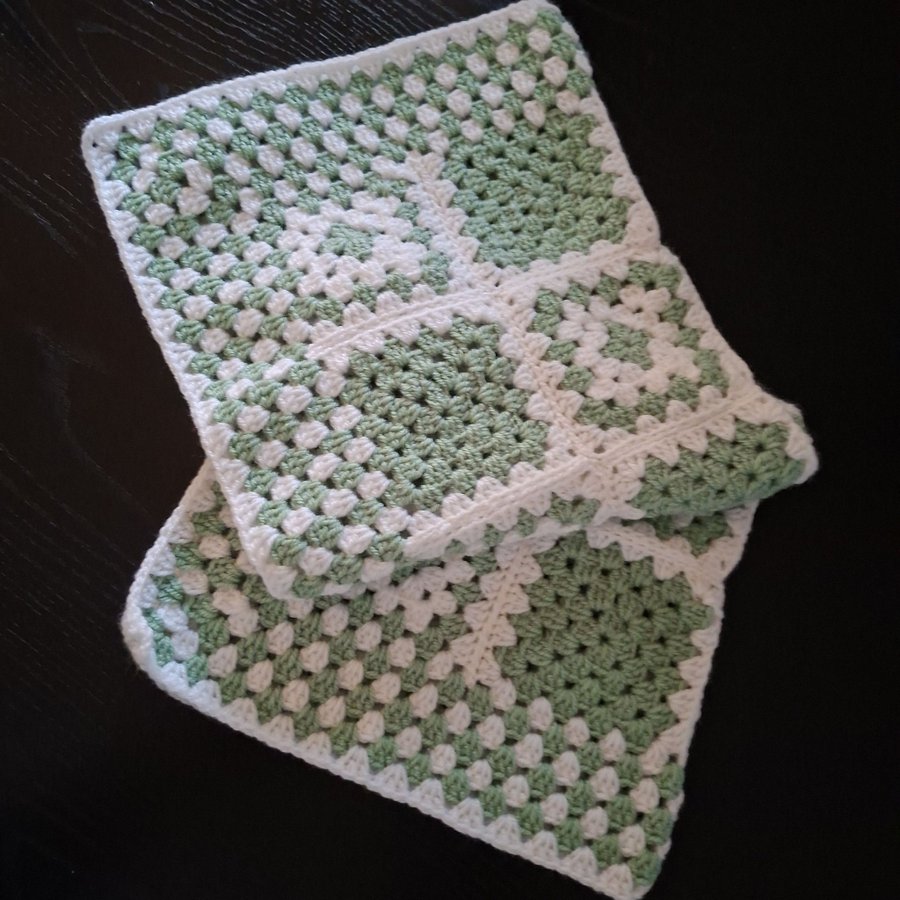 Virkat babyfilt i mormorsrutor 56 cm x 66 cm | Köp på Tradera (701333598)