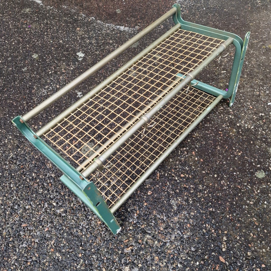 Hatthylla i metall och mässingkrokar 50-60 tal | Köp på Tradera (736570165)