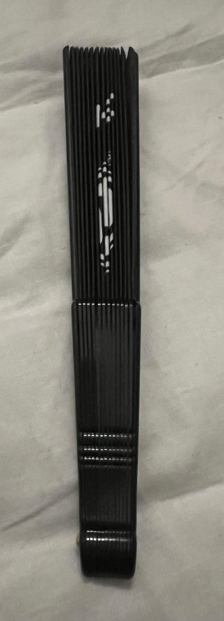 ÄSVART SOLFJÄDER VIT TEXT: WE RUN THE BLOCK | Köp på Tradera (698671492)