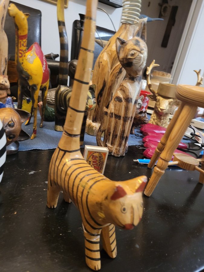 Se produkter som liknar Katt i trä med lång svans på Tradera (614958090)