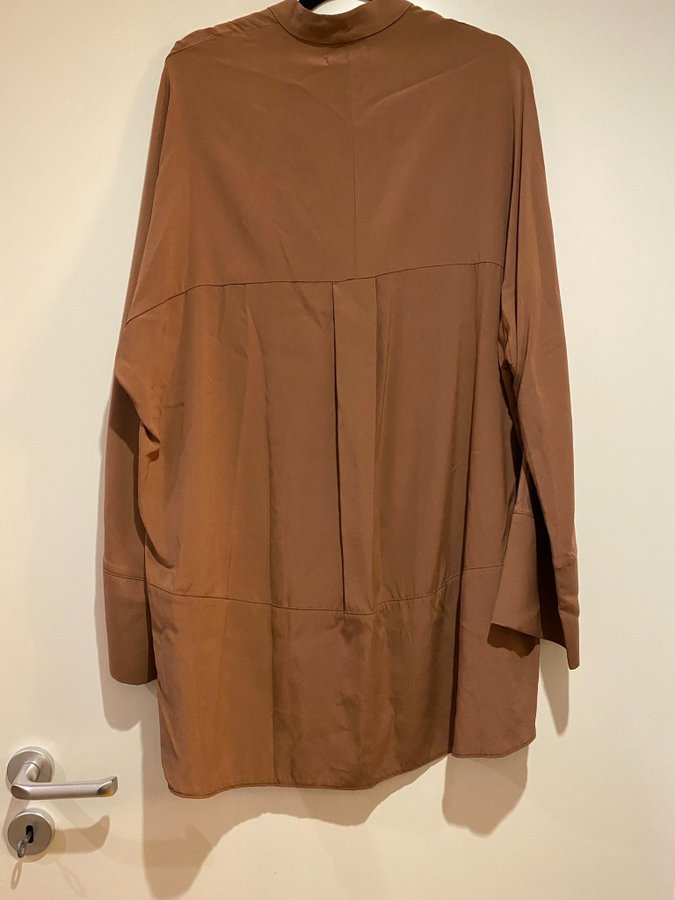 Se produkter som liknar Ny Ahlvar Gallery Elmah silk .. på Tradera ...