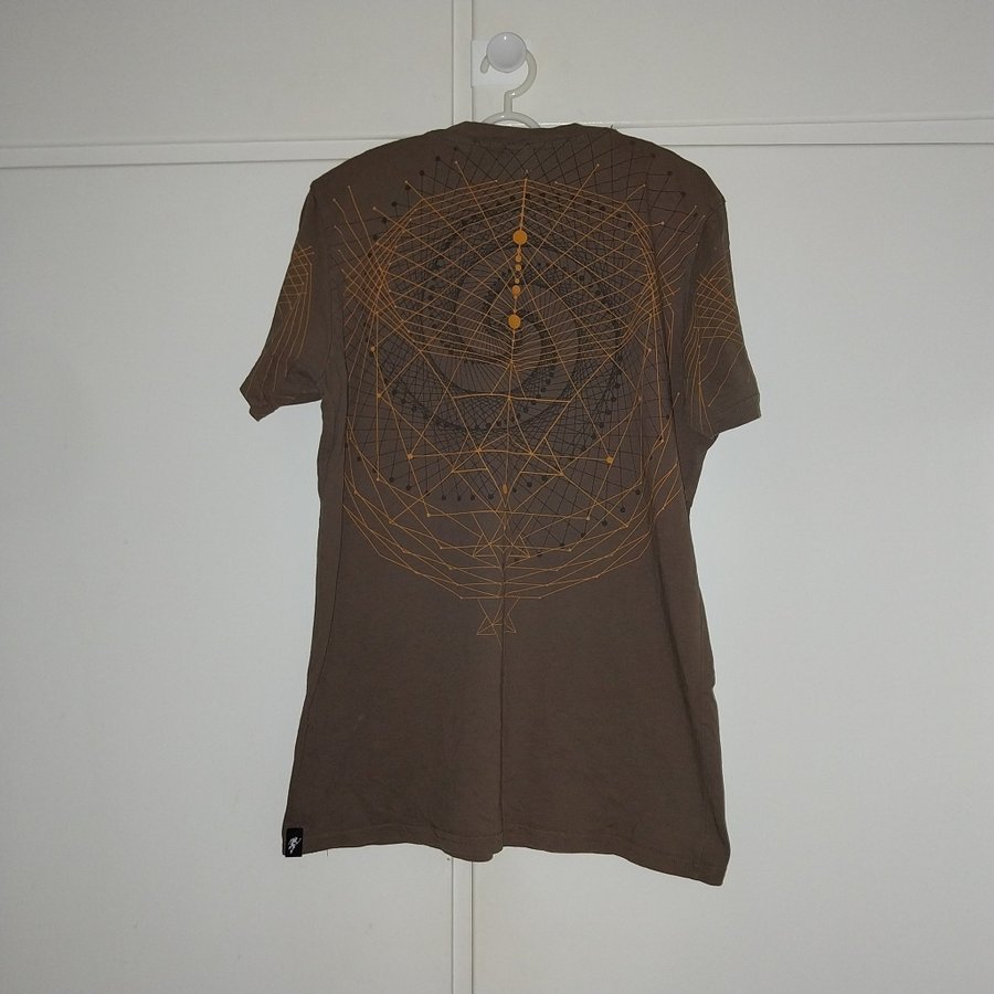 Plazmalab brun t-shirt, stl L, orange tryck | Köp på Tradera (735370752)
