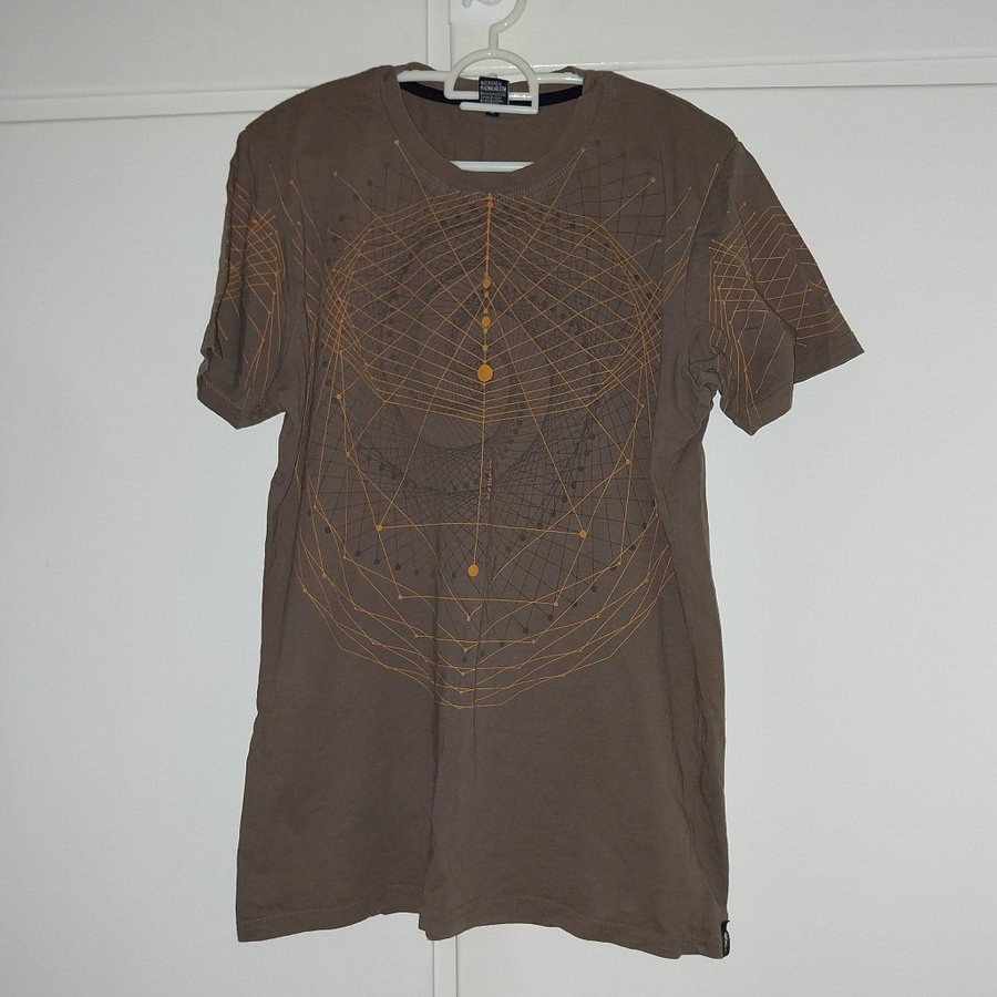 Plazmalab brun t-shirt, stl L, orange tryck | Köp på Tradera (735370752)