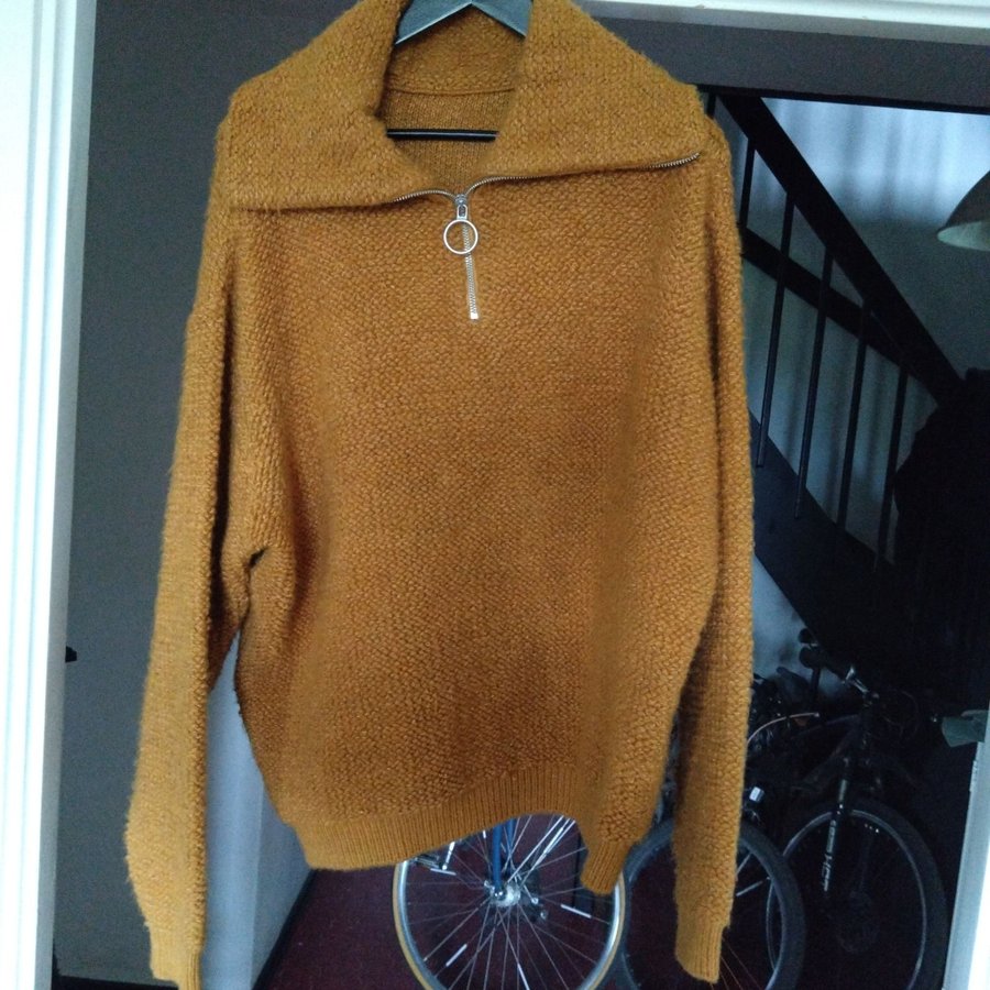 ASOS DESIGN brunfärgad tjocktröja med stor fin .. | Köp på Tradera ...