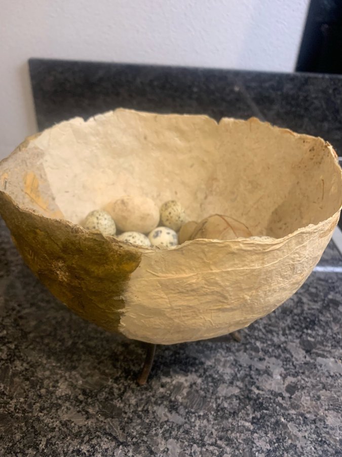 RETRO PAPER MACHE SKÅL FYLLD MED ÄGG PÅ JÄRNSTÄ.. | Köp på Tradera ...