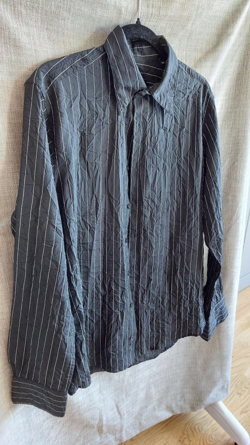 Se produkter som liknar Svart skjorta med vita streck.. på Tradera ...