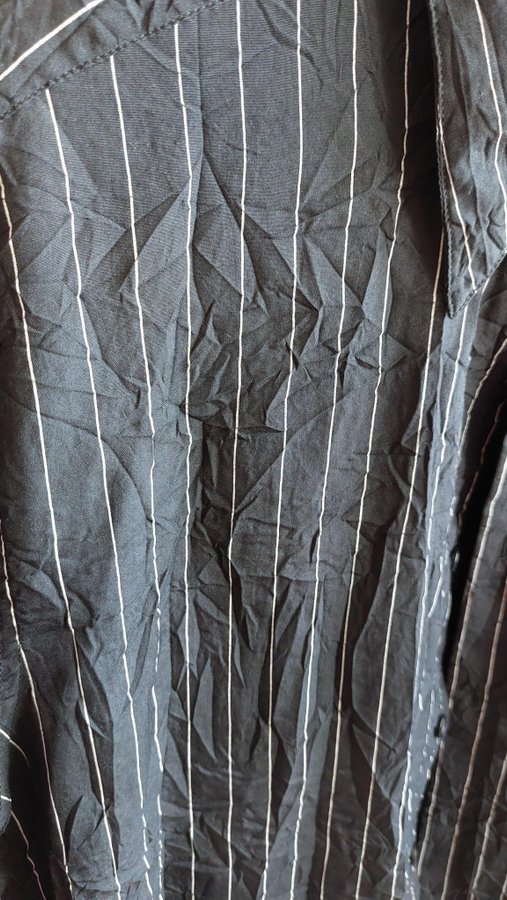 Se produkter som liknar Svart skjorta med vita streck.. på Tradera ...