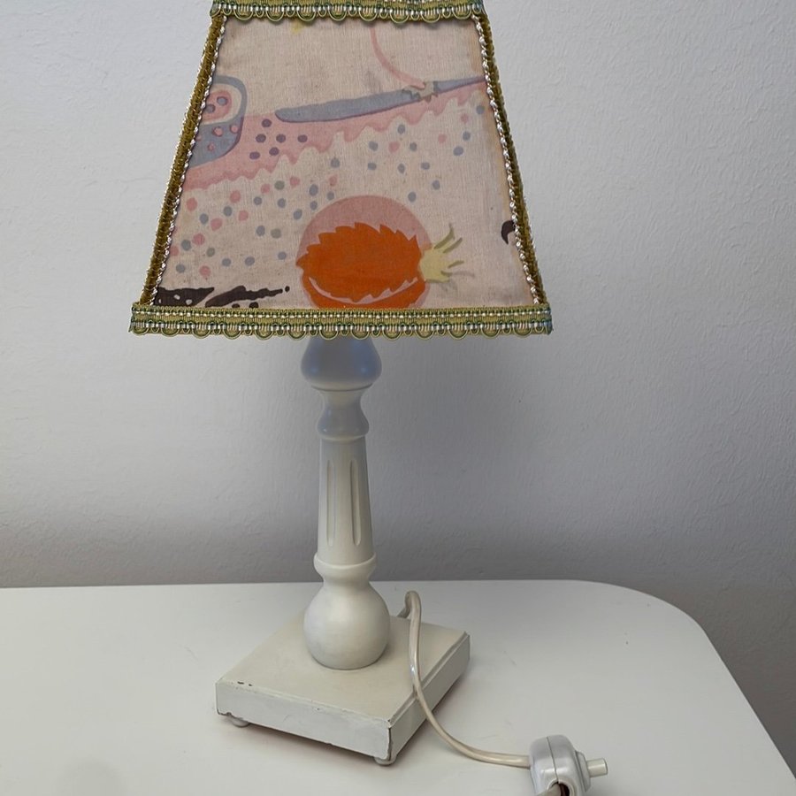 Bordslampa med blommönstrad skärm tyg Josef fra.. | Köp på Tradera ...