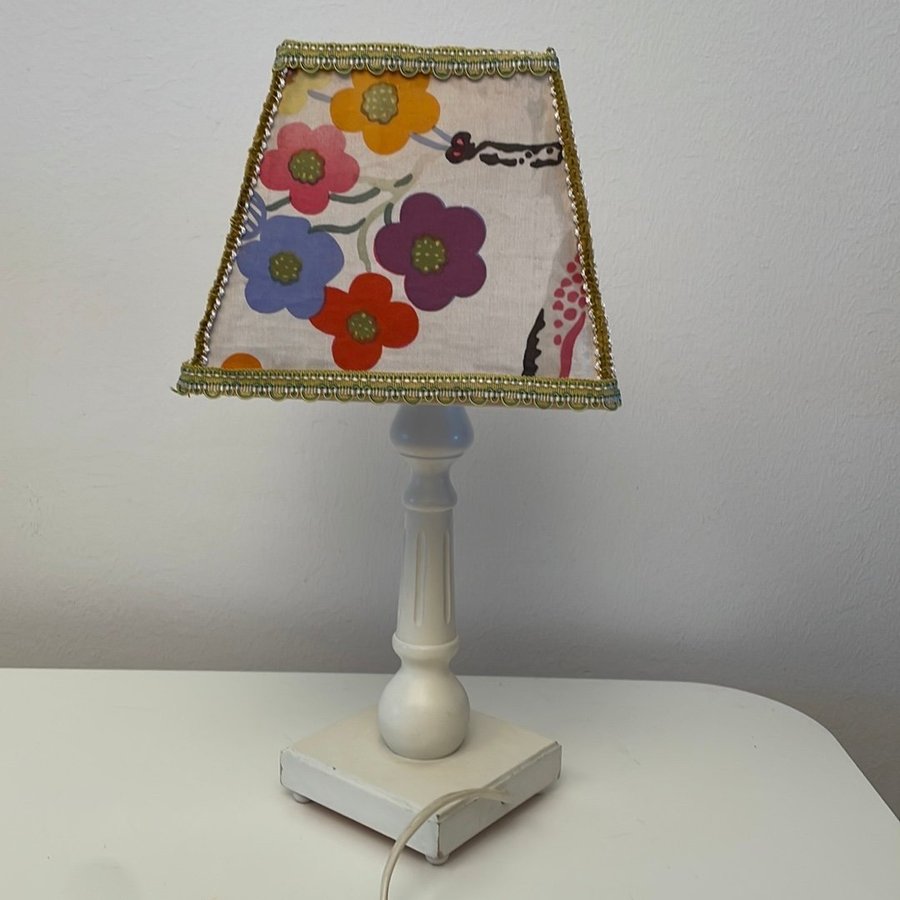 Bordslampa med blommönstrad skärm tyg Josef fra.. | Köp på Tradera ...