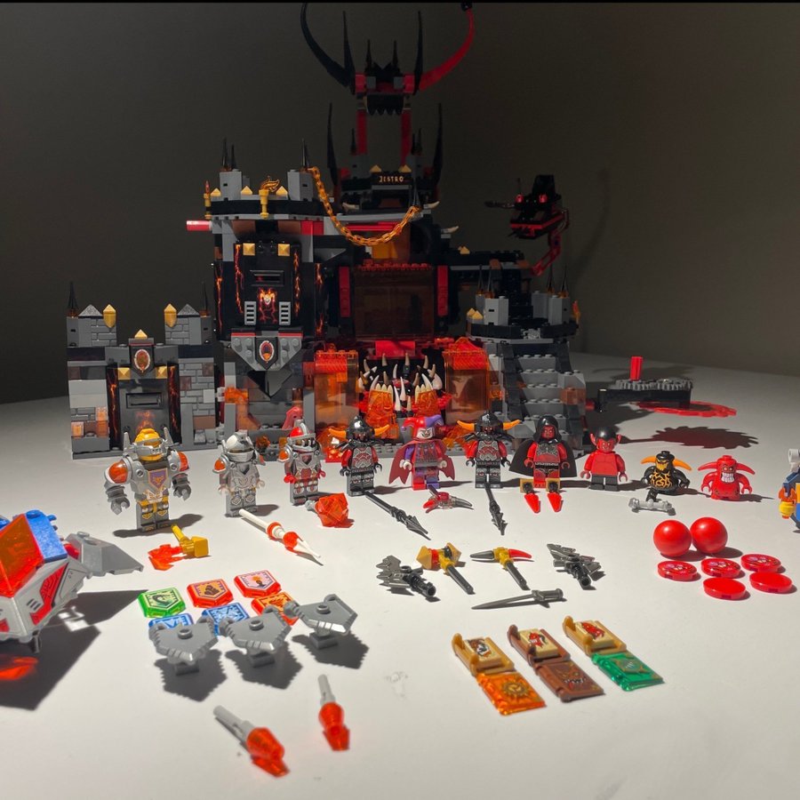 LEGO Nexo Knights Jestro's Volcano Lair (70323) | Köp på Tradera ...