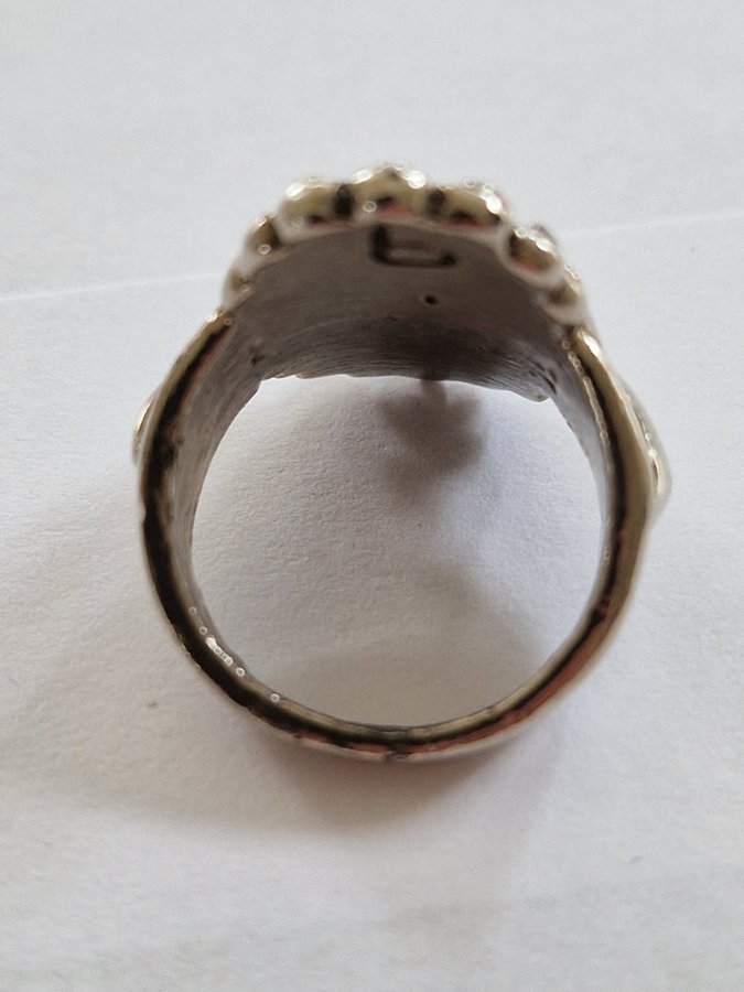 Ring med svart sten | Köp på Tradera (700855233)