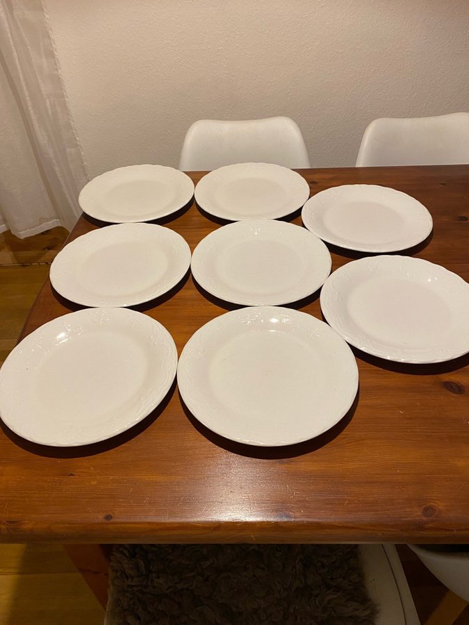 Rörstrand Lilja – 8 st vita tallrikar i relief,.. | Köp på Tradera ...