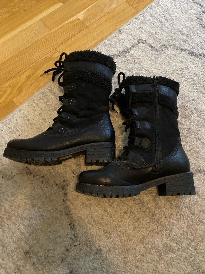 Se produkter som liknar Svarta Kängor på Tradera (708236706)