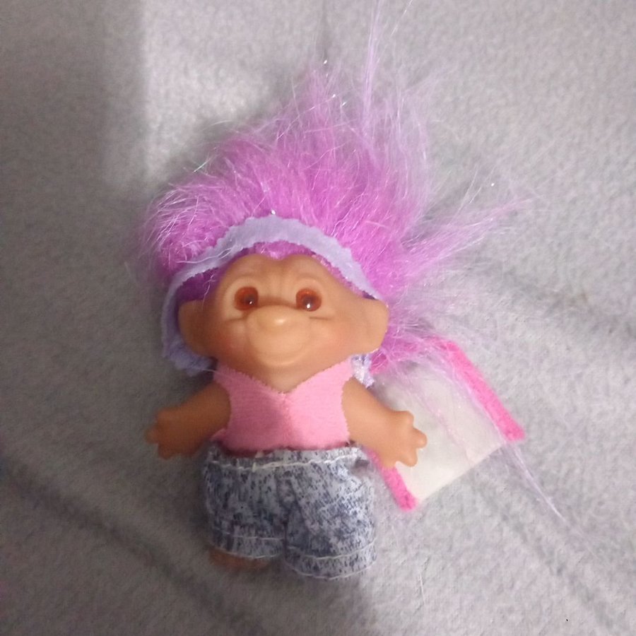 Se produkter som liknar Troll docka med rosa hår på Tradera (690487686)