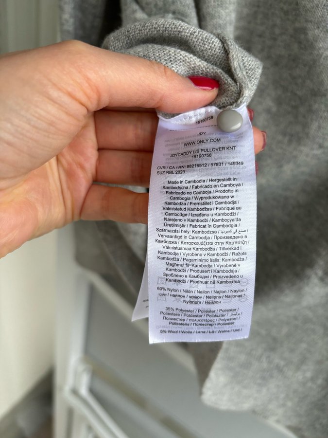 Se produkter som liknar Grå tröja med spets kant JDY .. på Tradera ...