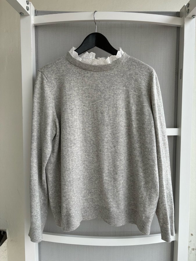 Se produkter som liknar Grå tröja med spets kant JDY .. på Tradera ...