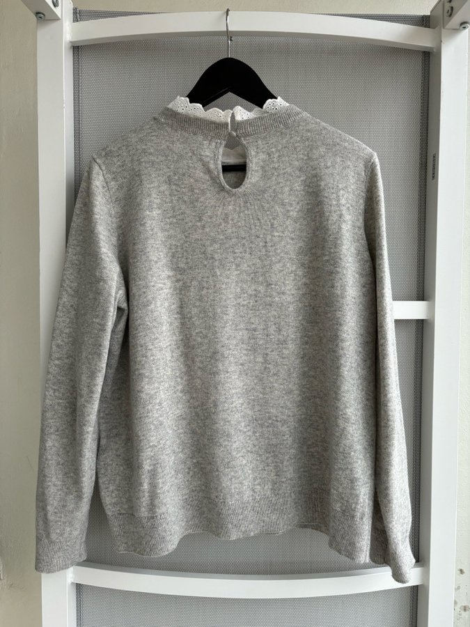 Se produkter som liknar Grå tröja med spets kant JDY .. på Tradera ...