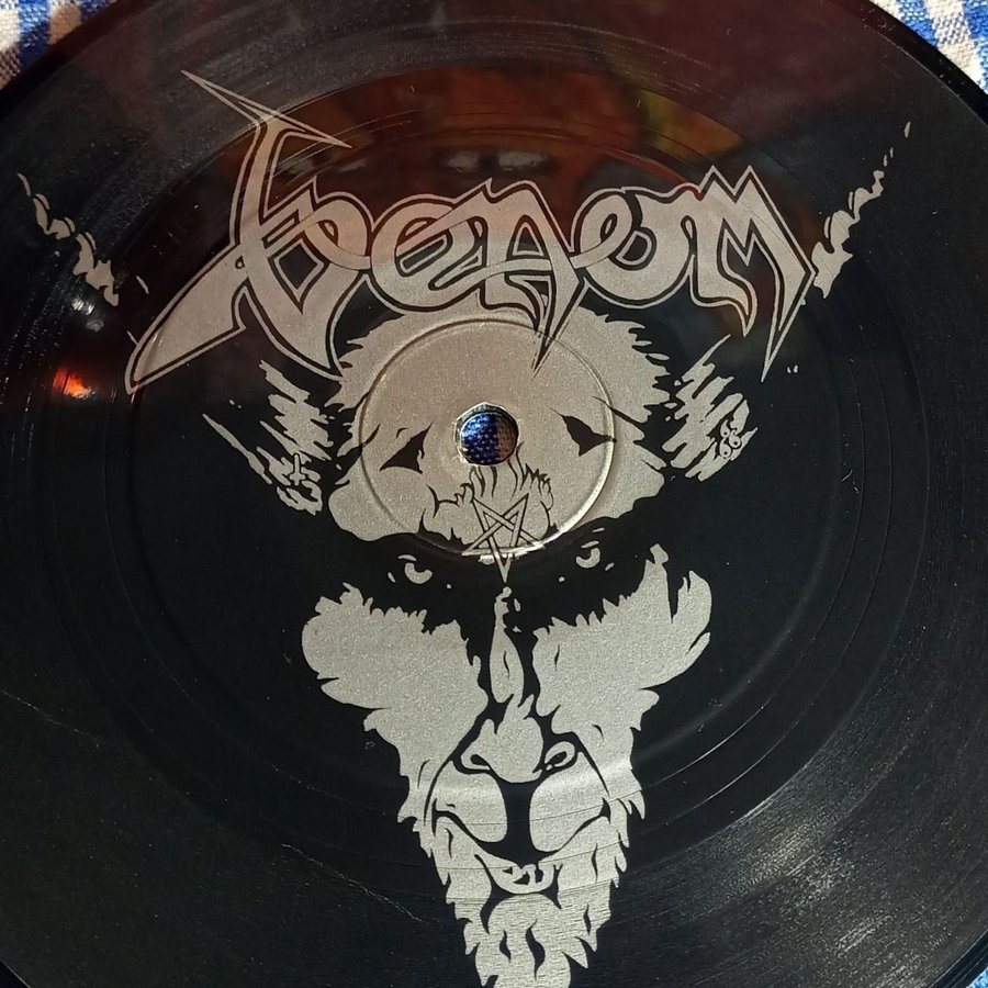 Venom – Manitou / Woman 7" Vinylsingel (1984) | Köp på Tradera (733261025)