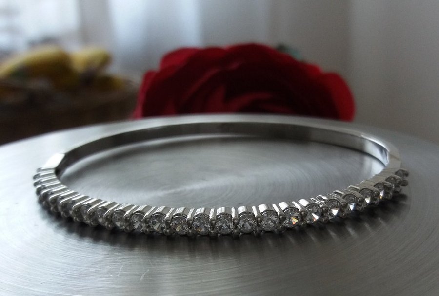 Solid armband med gnistrande stenar. Stämplad 9.. | Köp på Tradera ...