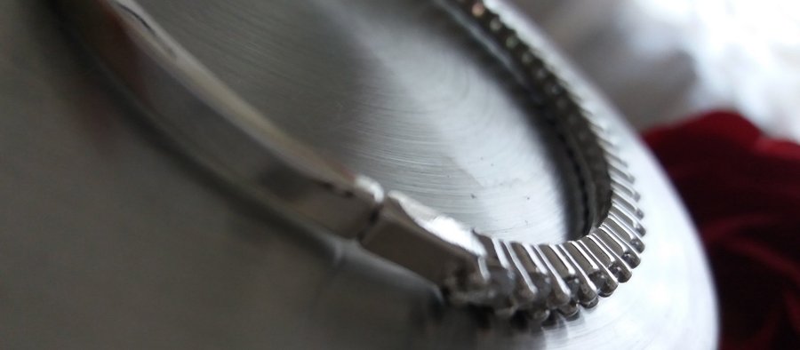 Solid armband med gnistrande stenar. Stämplad 9.. | Köp på Tradera ...