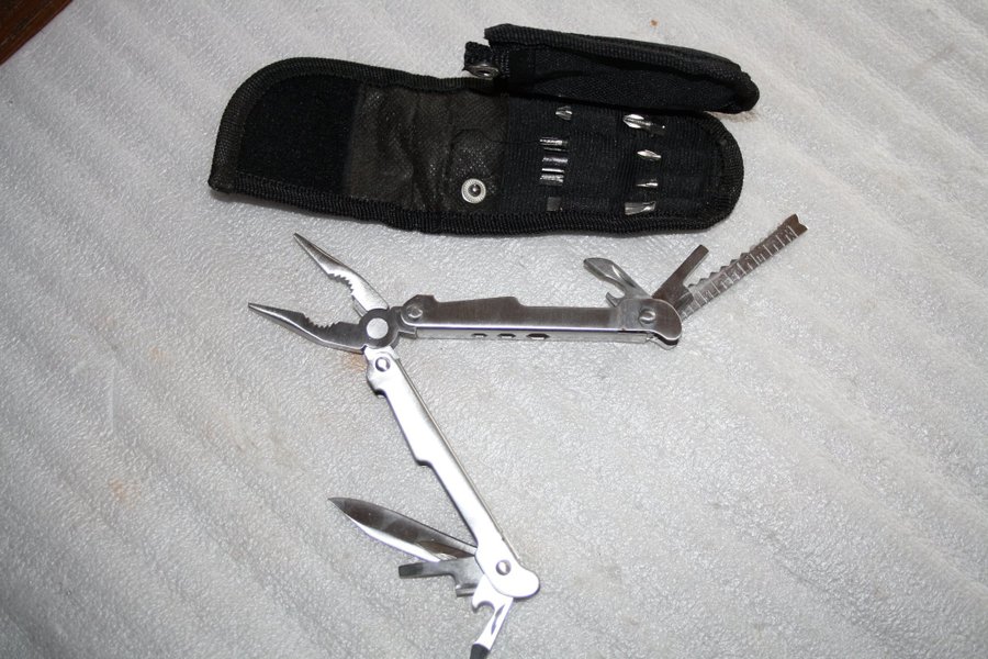 Multiverktyg med fodral NYTT | Köp på Tradera (705321112)