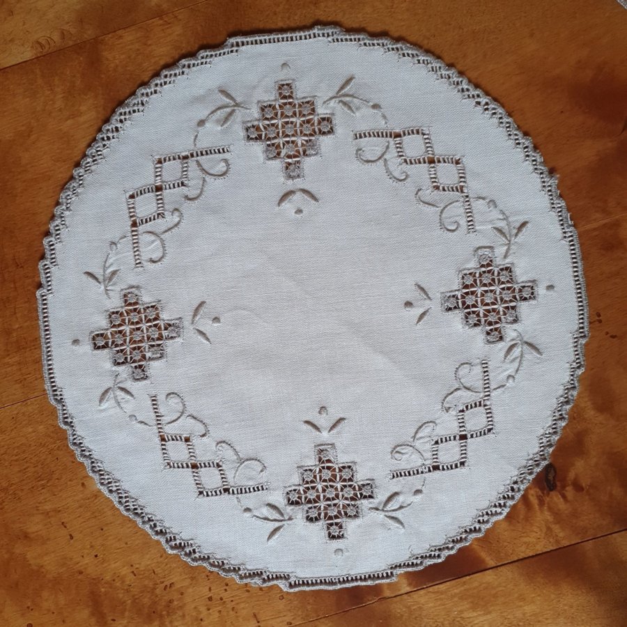 Två maskinbroderade dukar 80-talet Grekland | Köp på Tradera (702575496)