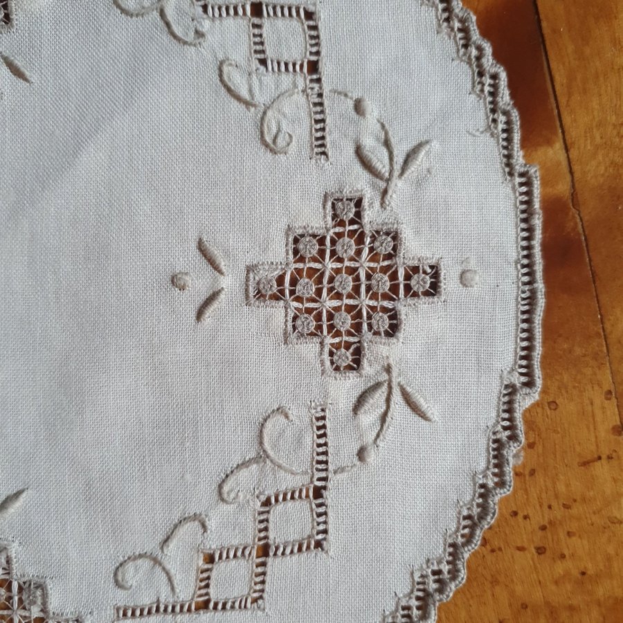 Två maskinbroderade dukar 80-talet Grekland | Köp på Tradera (702575496)