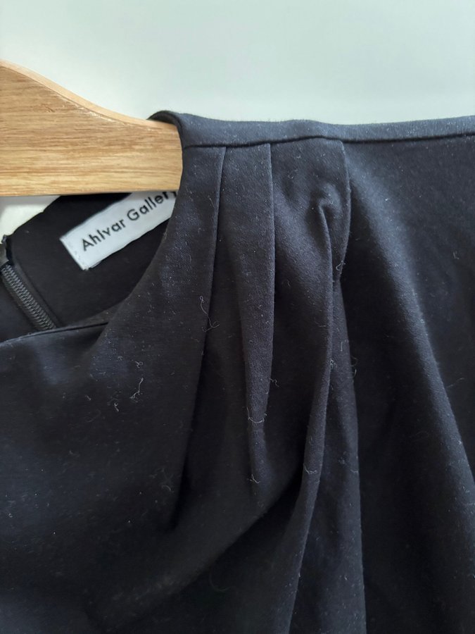 Ahlvar Gallery svart topp, draperad, storlek S | Köp på Tradera (708617752)