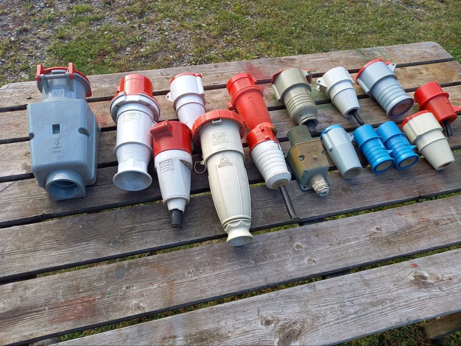 El kopplingar 3 fas samt 1 fas. 16 stycken.