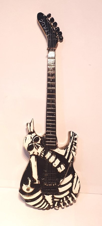 Mini gitarr DOKKEN GEORGE LYNCH döskalle och be.. | Köp på Tradera ...