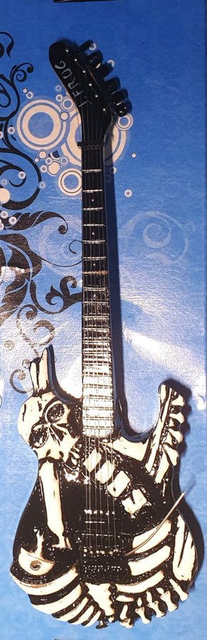 Mini gitarr DOKKEN GEORGE LYNCH döskalle och be.. | Köp på Tradera ...
