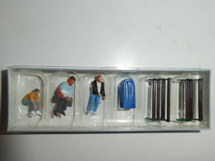 Se produkter som liknar Preiser? sats med tre sittand.. på Tradera ...