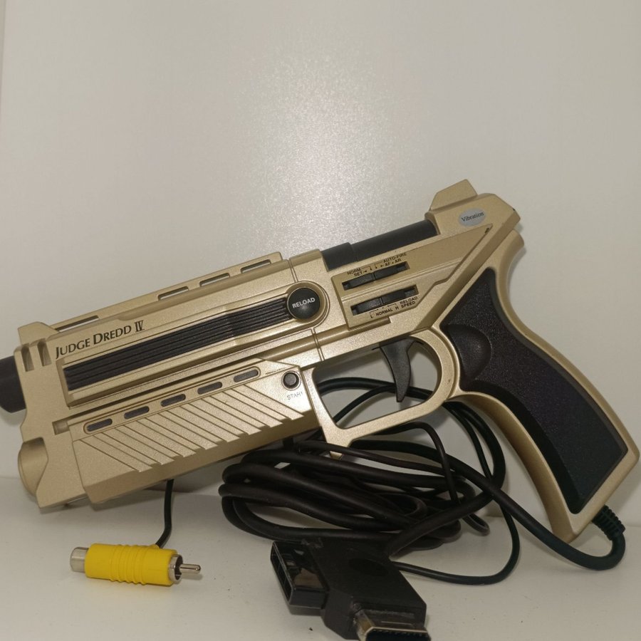 Playstation 2 Judge Dredd IV kontroll "ovanlig" | Köp på Tradera ...