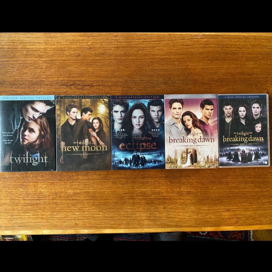 Twilight Saga DVD KOMPLETT samling – ALLA 5 fil.. | Köp på Tradera ...