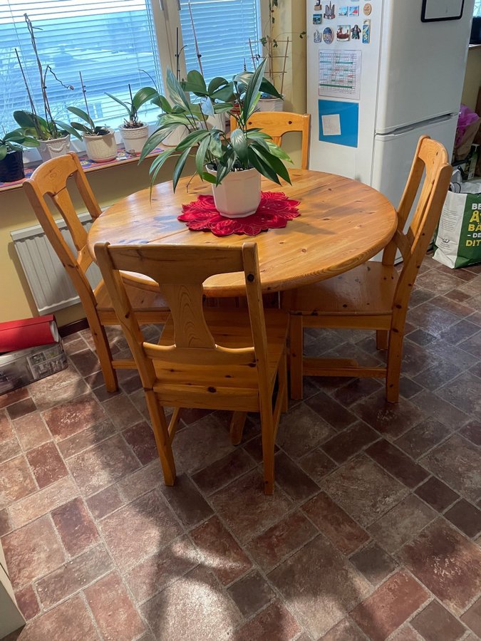 Runt matbord (110 cm) i furu med pelarben, inlä.. | Köp på Tradera ...