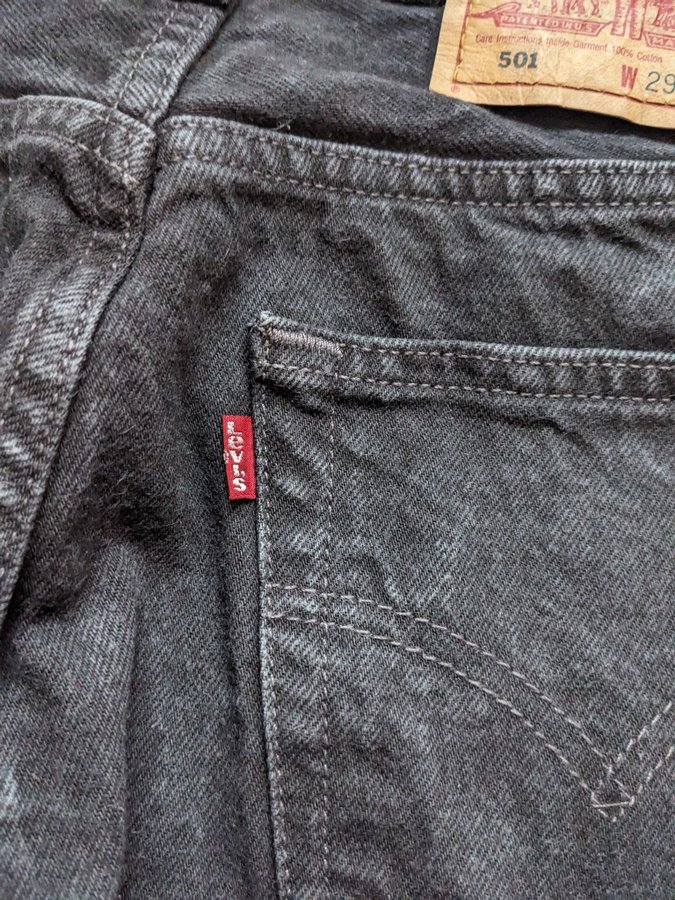 Se produkter som liknar Vintage Levi's 501 svarta jea.. på Tradera ...