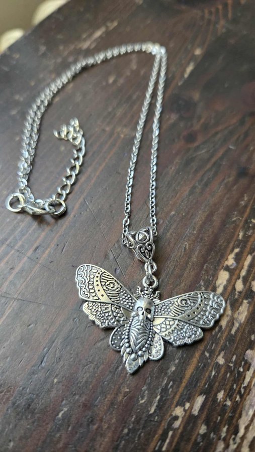 Silvrigt halsband med moth fjäril Goth Gothic B.. | Köp på Tradera ...