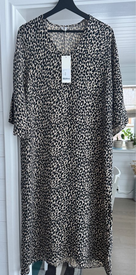 Arket Beige/svart klänning i stl 38 helt ny | Köp på Tradera (713037105)