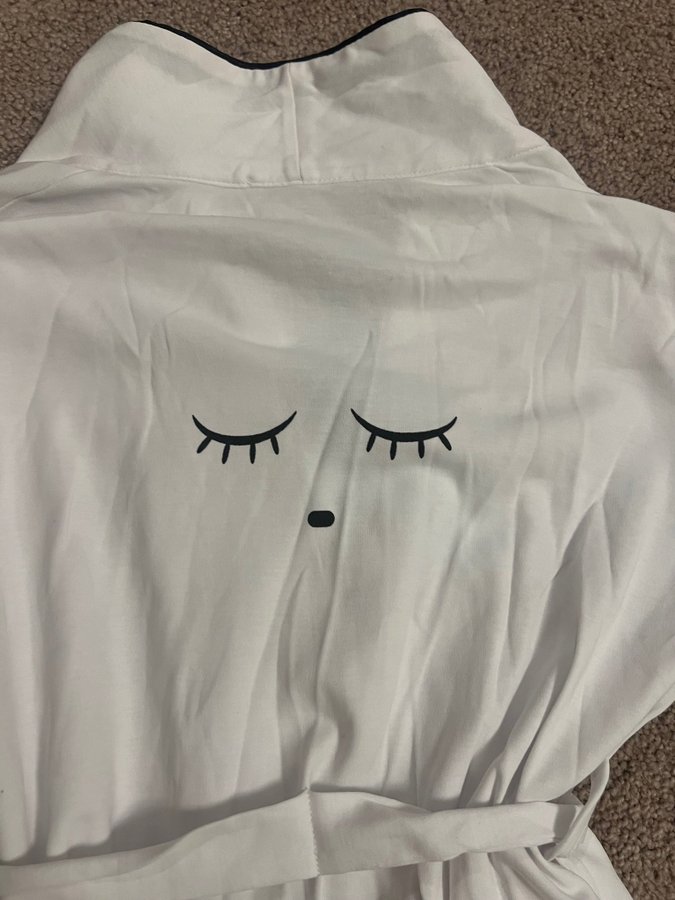 Se produkter som liknar Livly vit morgonrock, storlek.. på Tradera ...