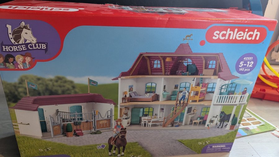 Schleich horse club 42551 Stora huset med stall | Köp på Tradera ...