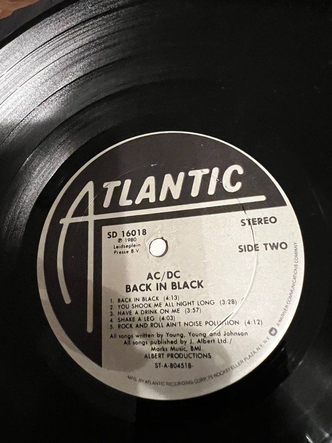AC/DC Black in Black US press 1980 | Köp på Tradera (713874583)
