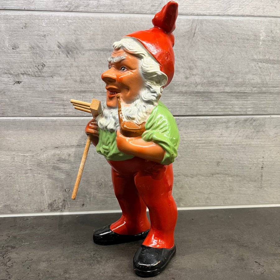 1900-tal Tomte Terracotta med pipa och räfsa | Köp på Tradera (711357254)