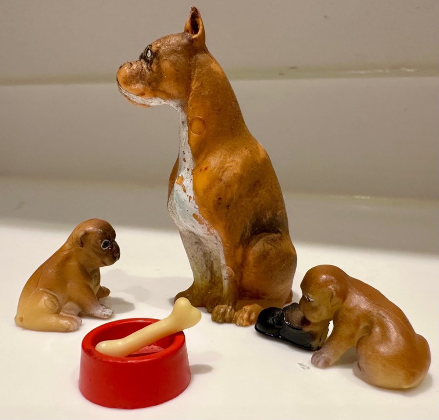 Hundfamilj med tillbehör, till dockskåp. Vuxenh.. | Köp på Tradera ...