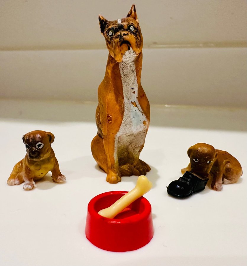 Hundfamilj med tillbehör, till dockskåp. Vuxenh.. | Köp på Tradera ...
