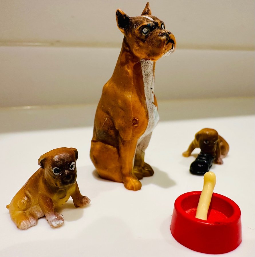 Hundfamilj med tillbehör, till dockskåp. Vuxenh.. | Köp på Tradera ...