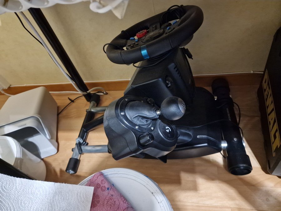 Logitech G29 Gaming ratt med växelspak och whee.. | Köp på Tradera ...