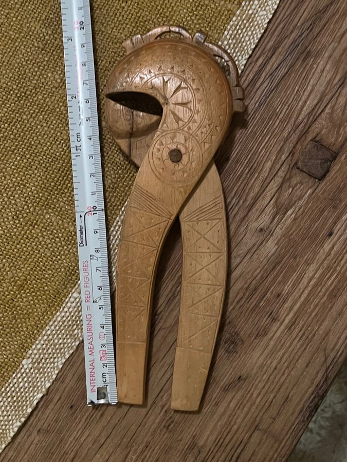 Äldre allmoge snidad nötknäppare I trä. Folk ar.. | Köp på Tradera ...