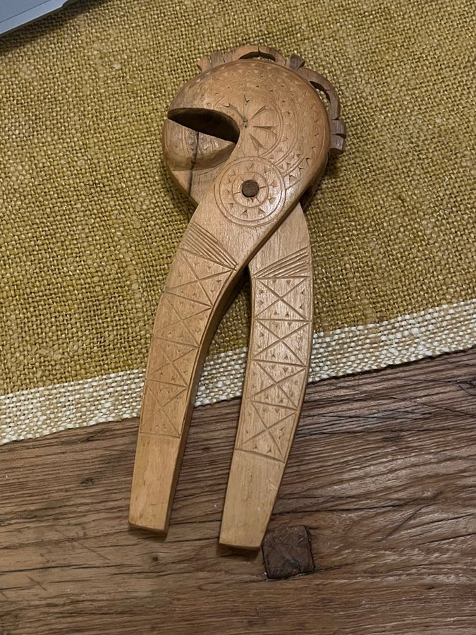 Äldre allmoge snidad nötknäppare I trä. Folk ar.. | Köp på Tradera ...