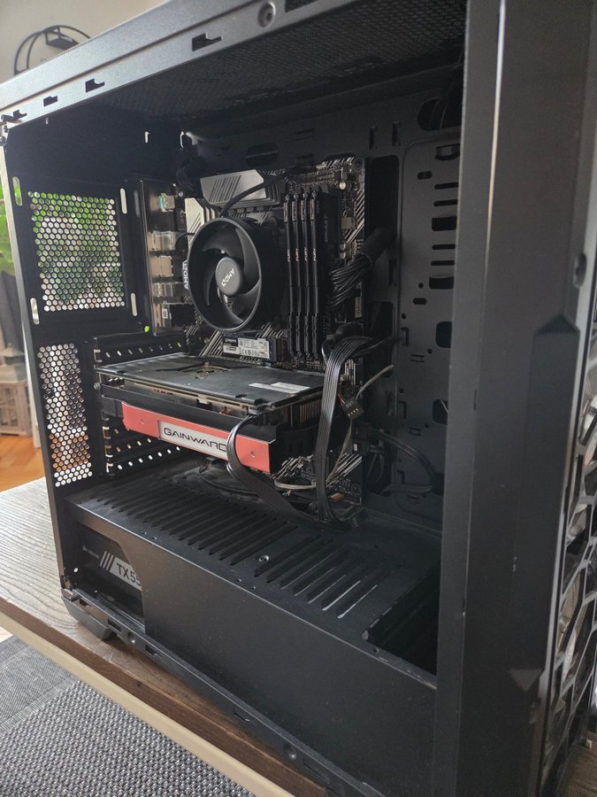 Se produkter som liknar Gaming Dator med skärm på Tradera (711710954)