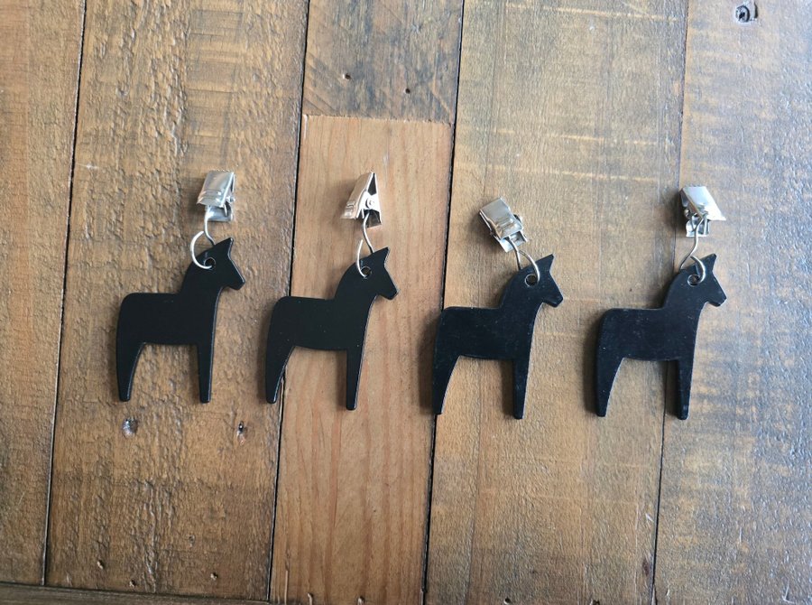 4 stycken Duktyngder i form av Dalahästar | Köp på Tradera (713221048)